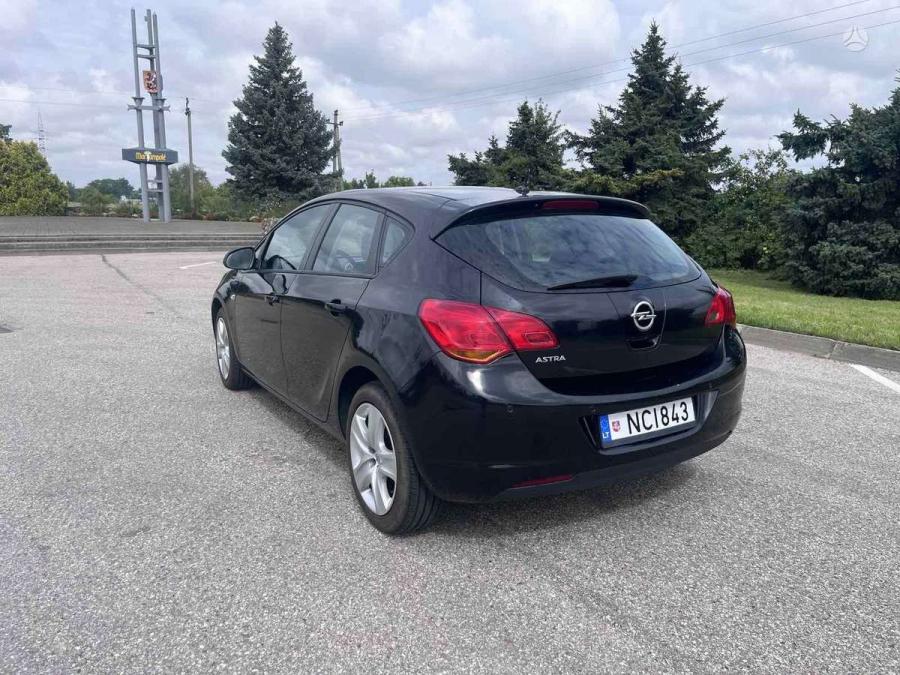 Black Opel Astra 2010 in Marijampole, with an engine capacity of 1.60 L and mileage of 152 thousand km for 3690 €, photo 9 on AUTOMOTO.COM.LV