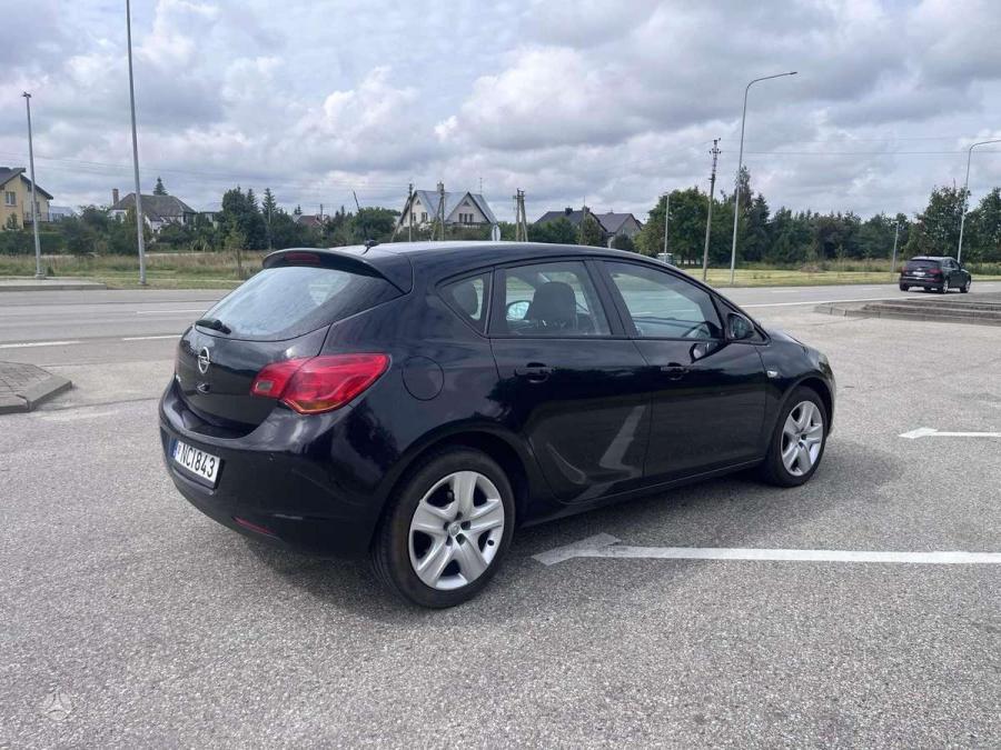 Black Opel Astra 2010 in Marijampole, with an engine capacity of 1.60 L and mileage of 152 thousand km for 3690 €, photo 11 on AUTOMOTO.COM.LV