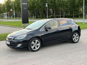 Melns Opel Astra 2010 Narva, ar dzinēja tilpumu 1.60 L un nobraukumu 157 tūkst. km par 2999 €, foto  vietnē AUTOMOTO.COM.LV