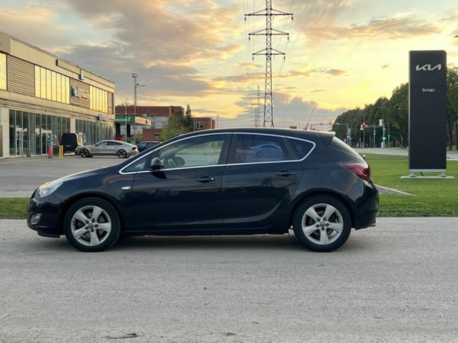 Melns Opel Astra 2010 Narva, ar dzinēja tilpumu 1.60 L un nobraukumu 157 tūkst. km par 2999 €, foto 5 vietnē AUTOMOTO.COM.LV