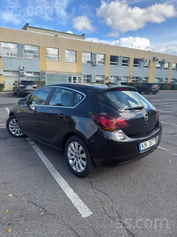 Black Opel Astra 2010 in Riga, with an engine capacity of 1.70 L and mileage of 290 thousand km for 2999 €, photo 3 on AUTOMOTO.COM.LV