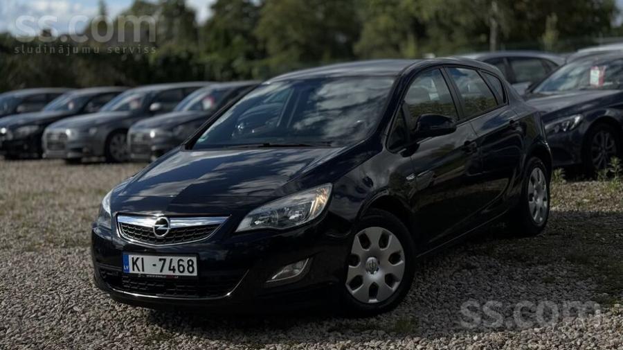 Black Opel Astra 2010 in Riga, with an engine capacity of 1.40 L and mileage of 247 thousand km for 2290 €, photo 3 on AUTOMOTO.COM.LV