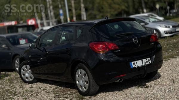 Black Opel Astra 2010 in Riga, with an engine capacity of 1.40 L and mileage of 247 thousand km for 2290 €, photo 5 on AUTOMOTO.COM.LV