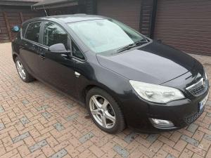 Black Opel Astra 2010 in Moletai, with an engine capacity of 1.69 L and mileage of 264 thousand km for 2299 €, photo 3 on AUTOMOTO.COM.LV
