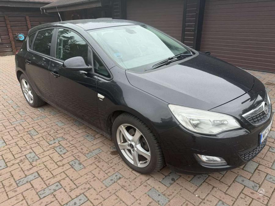 Black Opel Astra 2010 in Moletai, with an engine capacity of 1.69 L and mileage of 264 thousand km for 2299 €, photo 3 on AUTOMOTO.COM.LV