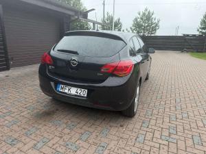 Black Opel Astra 2010 in Moletai, with an engine capacity of 1.69 L and mileage of 264 thousand km for 2299 €, photo 4 on AUTOMOTO.COM.LV