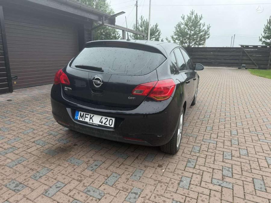 Black Opel Astra 2010 in Moletai, with an engine capacity of 1.69 L and mileage of 264 thousand km for 2299 €, photo 4 on AUTOMOTO.COM.LV