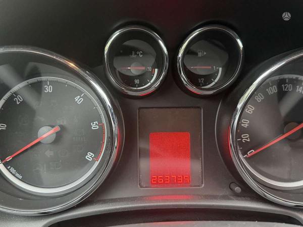 Black Opel Astra 2010 in Moletai, with an engine capacity of 1.69 L and mileage of 264 thousand km for 2299 €, photo 5 on AUTOMOTO.COM.LV