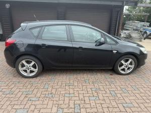 Black Opel Astra 2010 in Moletai, with an engine capacity of 1.69 L and mileage of 264 thousand km for 2299 €, photo 6 on AUTOMOTO.COM.LV