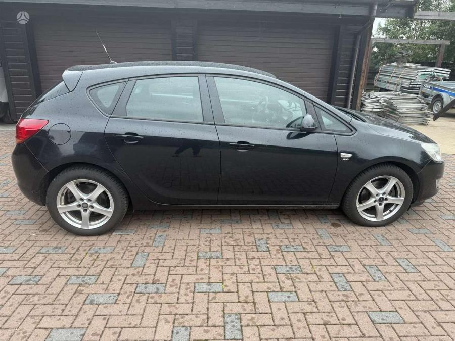 Black Opel Astra 2010 in Moletai, with an engine capacity of 1.69 L and mileage of 264 thousand km for 2299 €, photo 6 on AUTOMOTO.COM.LV