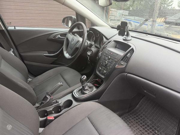 Black Opel Astra 2010 in Moletai, with an engine capacity of 1.69 L and mileage of 264 thousand km for 2299 €, photo 7 on AUTOMOTO.COM.LV