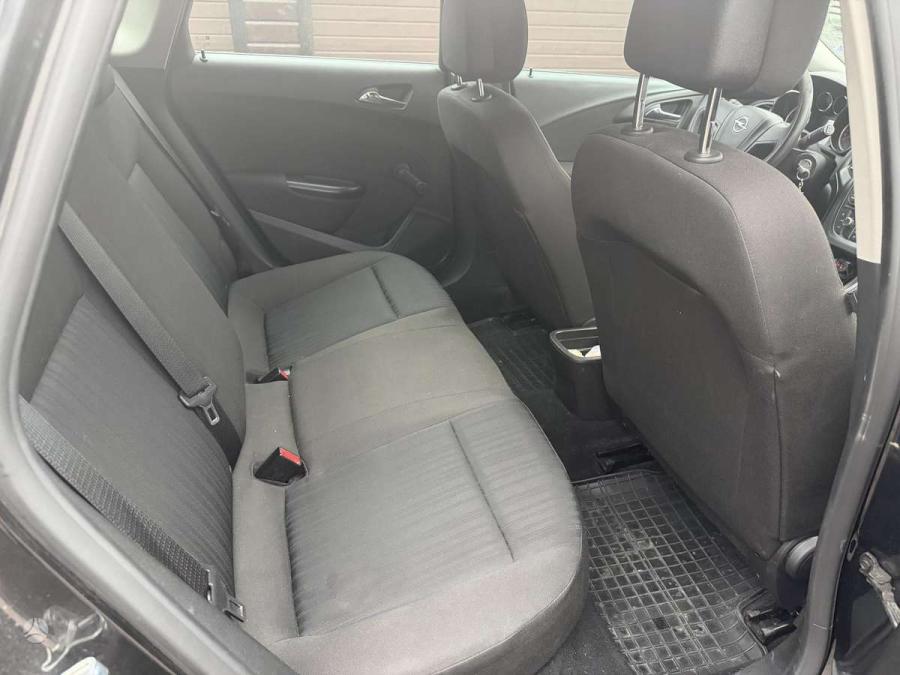 Black Opel Astra 2010 in Moletai, with an engine capacity of 1.69 L and mileage of 264 thousand km for 2299 €, photo 8 on AUTOMOTO.COM.LV