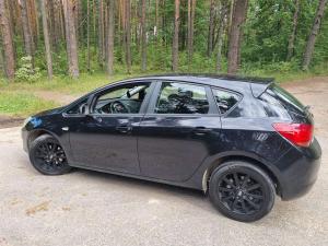 Melns Opel Astra 2010 Kauņa, ar dzinēja tilpumu 2.00 L un nobraukumu 216 tūkst. km par 2700 €, foto  vietnē AUTOMOTO.COM.LV