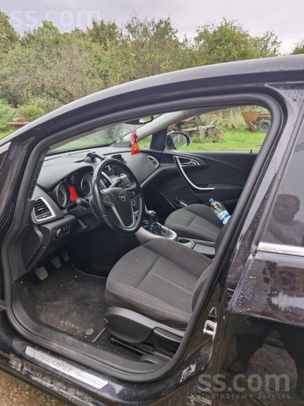 Black Opel Astra 2010 in Saldus, with an engine capacity of 1.70 L and mileage of 312 thousand km for 2000 €, photo 4 on AUTOMOTO.COM.LV