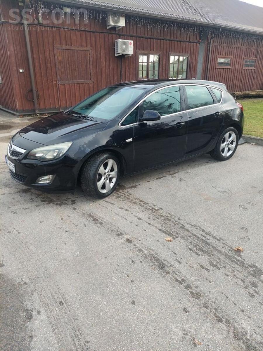 Black Opel Astra 2010 in Jelgava, with an engine capacity of 2.00 L and mileage of 217 thousand km for 2800 €, photo 3 on AUTOMOTO.COM.LV