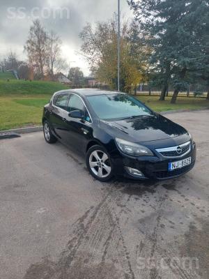 Black Opel Astra 2010 in Jelgava, with an engine capacity of 2.00 L and mileage of 217 thousand km for 2800 €, photo 4 on AUTOMOTO.COM.LV