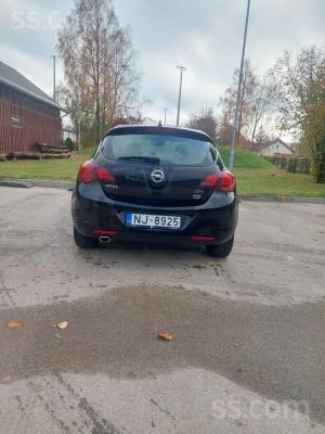 Black Opel Astra 2010 in Jelgava, with an engine capacity of 2.00 L and mileage of 217 thousand km for 2800 €, photo 5 on AUTOMOTO.COM.LV