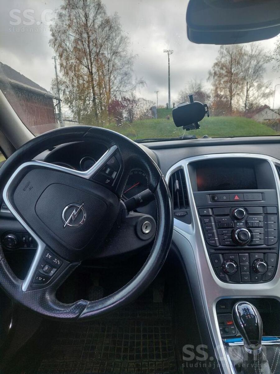 Black Opel Astra 2010 in Jelgava, with an engine capacity of 2.00 L and mileage of 217 thousand km for 2800 €, photo 6 on AUTOMOTO.COM.LV