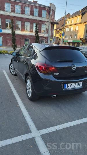 Black Opel Astra 2011 in Saldus, with an engine capacity of 2.00 L and mileage of 241 thousand km for 650 €, photo 2 on AUTOMOTO.COM.LV
