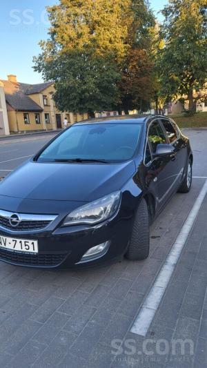 Black Opel Astra 2011 in Saldus, with an engine capacity of 2.00 L and mileage of 241 thousand km for 650 €, photo 3 on AUTOMOTO.COM.LV