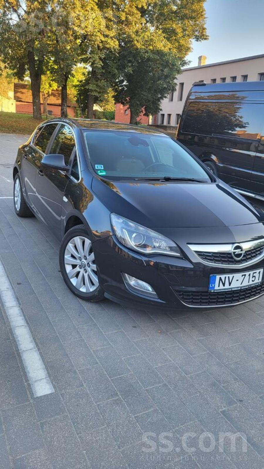Melns Opel Astra 2011 Saldus, ar dzinēja tilpumu 2.00 L un nobraukumu 26 tūkst. km par 4000 €, foto 2 vietnē AUTOMOTO.COM.LV