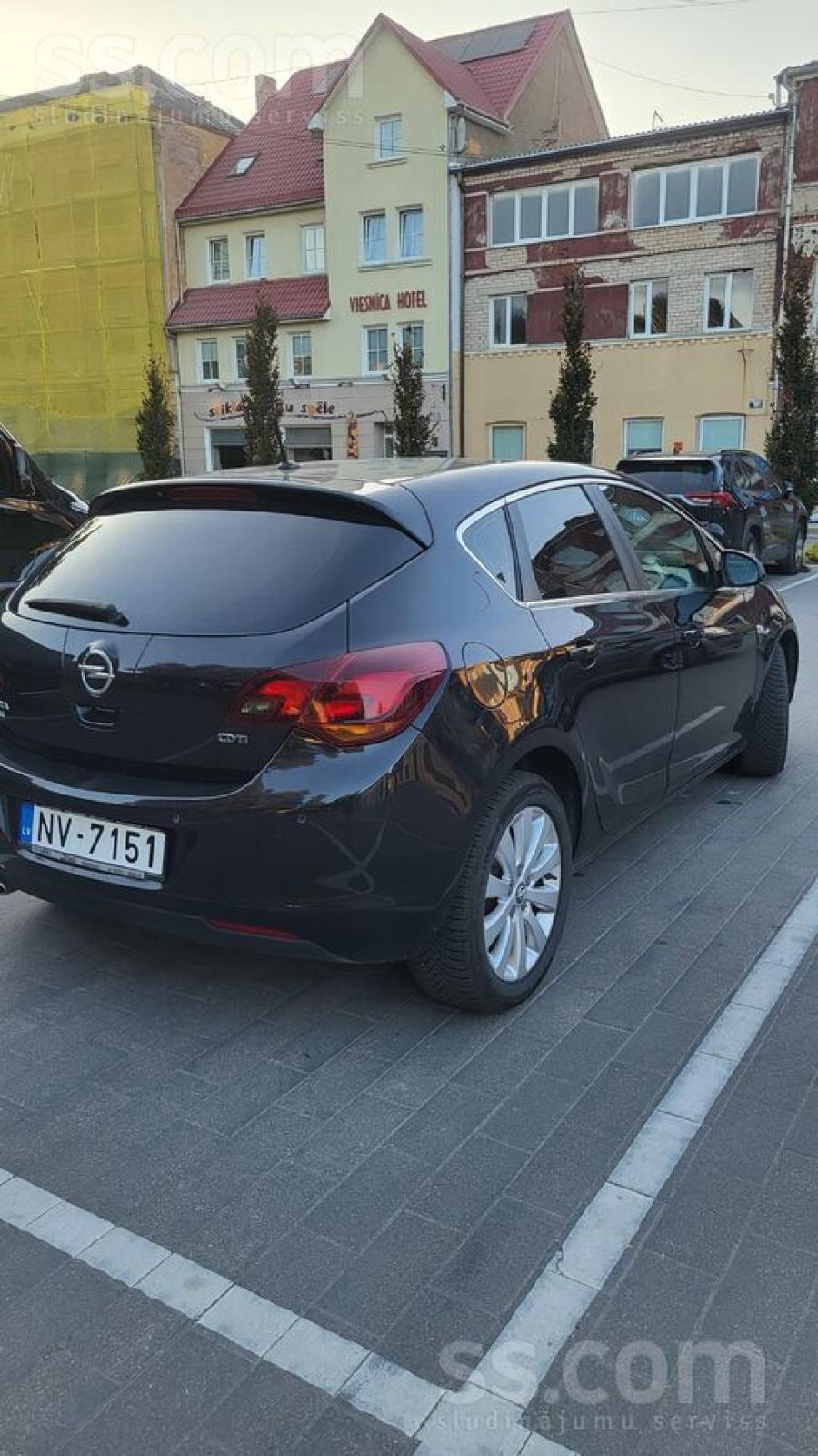 Melns Opel Astra 2011 Saldus, ar dzinēja tilpumu 2.00 L un nobraukumu 26 tūkst. km par 4000 €, foto 3 vietnē AUTOMOTO.COM.LV