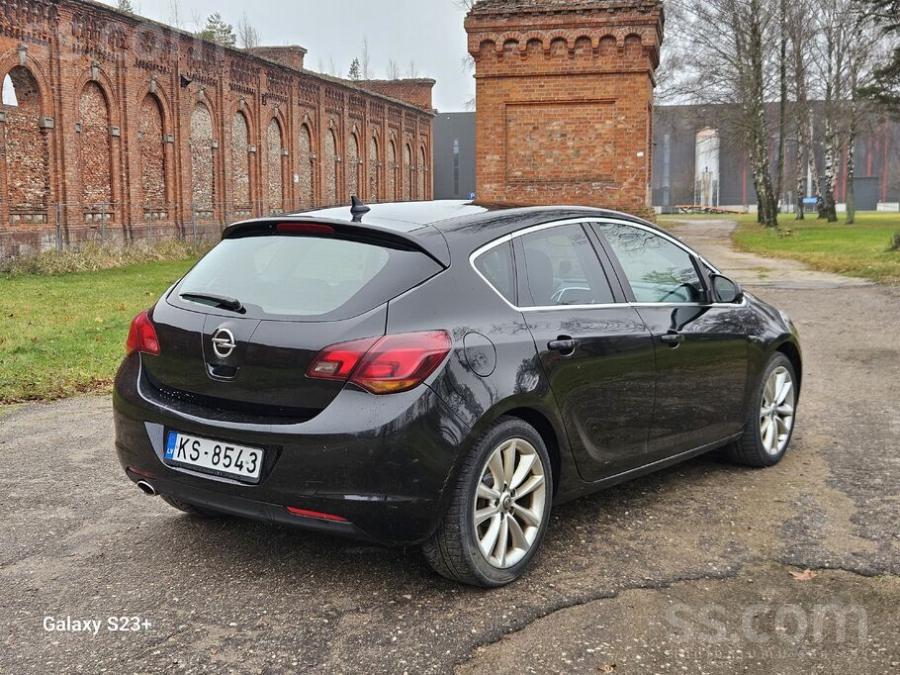 Black Opel Astra 2011 in Liepaja, with an engine capacity of 2.00 L and mileage of 283 thousand km for 3500 €, photo 2 on AUTOMOTO.COM.LV