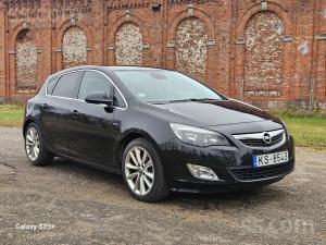 Black Opel Astra 2011 in Liepaja, with an engine capacity of 2.00 L and mileage of 283 thousand km for 3500 €, photo 3 on AUTOMOTO.COM.LV