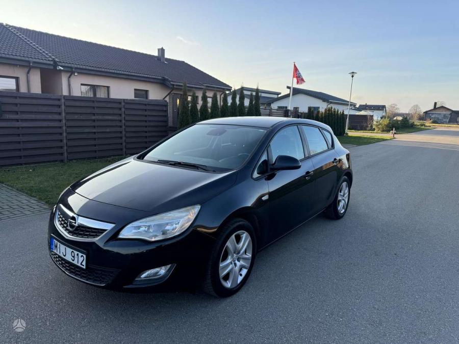 Black Opel Astra 2011 in Klaipeda, with an engine capacity of 1.69 L and mileage of 228 thousand km for 2250 €, photo 1 on AUTOMOTO.COM.LV