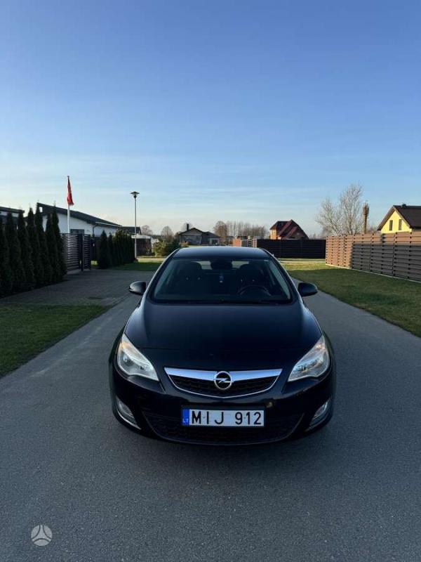 Black Opel Astra 2011 in Klaipeda, with an engine capacity of 1.69 L and mileage of 228 thousand km for 2250 €, photo 2 on AUTOMOTO.COM.LV