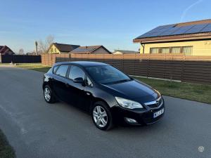 Black Opel Astra 2011 in Klaipeda, with an engine capacity of 1.69 L and mileage of 228 thousand km for 2250 €, photo 3 on AUTOMOTO.COM.LV