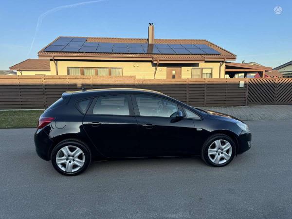 Black Opel Astra 2011 in Klaipeda, with an engine capacity of 1.69 L and mileage of 228 thousand km for 2250 €, photo 4 on AUTOMOTO.COM.LV