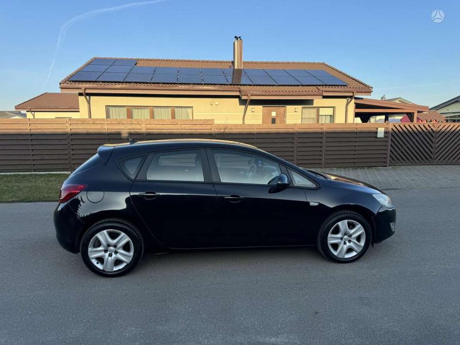 Black Opel Astra 2011 in Klaipeda, with an engine capacity of 1.69 L and mileage of 228 thousand km for 2250 €, photo 4 on AUTOMOTO.COM.LV