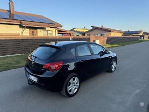 Black Opel Astra 2011 in Klaipeda, with an engine capacity of 1.69 L and mileage of 228 thousand km for 2250 €, photo 5 on AUTOMOTO.COM.LV