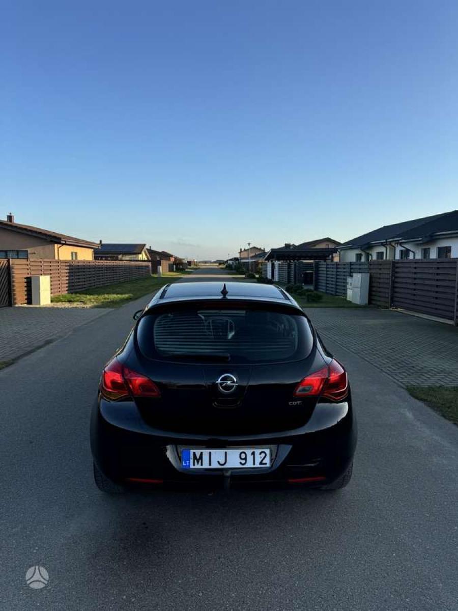 Black Opel Astra 2011 in Klaipeda, with an engine capacity of 1.69 L and mileage of 228 thousand km for 2250 €, photo 6 on AUTOMOTO.COM.LV