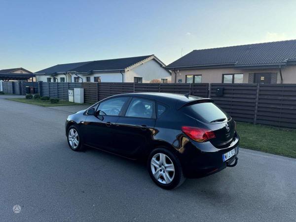 Black Opel Astra 2011 in Klaipeda, with an engine capacity of 1.69 L and mileage of 228 thousand km for 2250 €, photo 7 on AUTOMOTO.COM.LV
