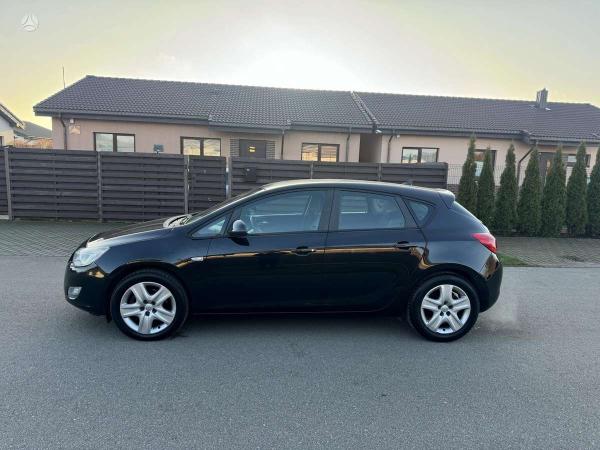 Black Opel Astra 2011 in Klaipeda, with an engine capacity of 1.69 L and mileage of 228 thousand km for 2250 €, photo 8 on AUTOMOTO.COM.LV