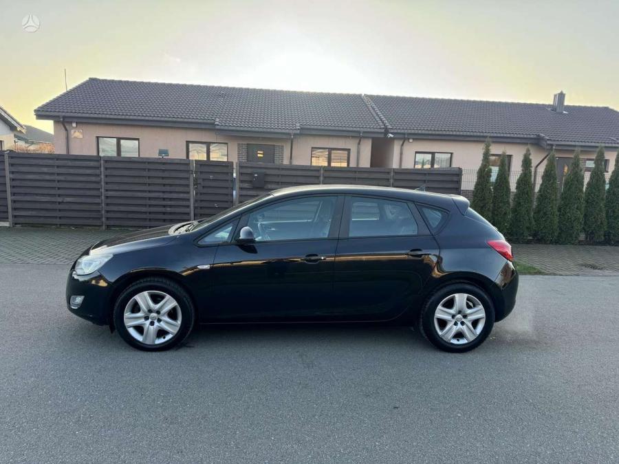 Black Opel Astra 2011 in Klaipeda, with an engine capacity of 1.69 L and mileage of 228 thousand km for 2250 €, photo 8 on AUTOMOTO.COM.LV