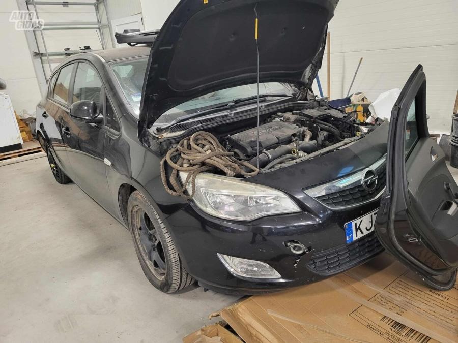 Melns Opel Astra 2011 Kauņa, ar dzinēja tilpumu 1.70 L un nobraukumu 190 tūkst. km par 850 €, foto 2 vietnē AUTOMOTO.COM.LV