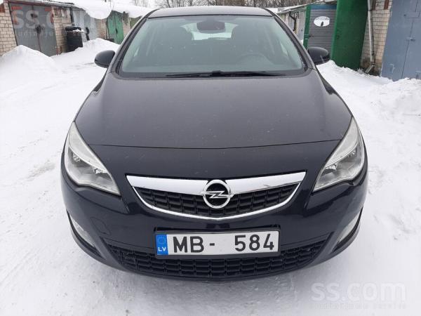 Black Opel Astra 2011 in Ventspils, with an engine capacity of 1.70 L and mileage of 176 thousand km for 3200 €, photo 1 on AUTOMOTO.COM.LV
