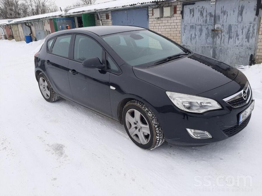 Black Opel Astra 2011 in Ventspils, with an engine capacity of 1.70 L and mileage of 176 thousand km for 3200 €, photo 3 on AUTOMOTO.COM.LV