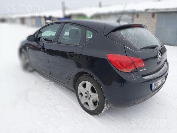 Black Opel Astra 2011 in Ventspils, with an engine capacity of 1.70 L and mileage of 176 thousand km for 3200 €, photo 4 on AUTOMOTO.COM.LV