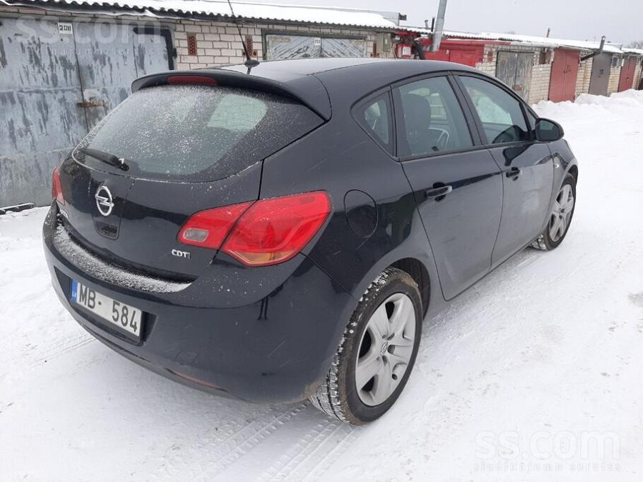 Black Opel Astra 2011 in Ventspils, with an engine capacity of 1.70 L and mileage of 176 thousand km for 3200 €, photo 5 on AUTOMOTO.COM.LV