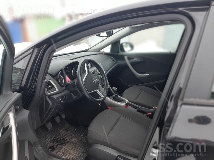 Black Opel Astra 2011 in Ventspils, with an engine capacity of 1.70 L and mileage of 176 thousand km for 3200 €, photo 8 on AUTOMOTO.COM.LV