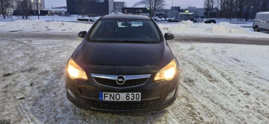 Black Opel Astra 2011 in Kaunas, with an engine capacity of 1.60 L and mileage of 207 thousand km for 1950 €, photo 1 on AUTOMOTO.COM.LV