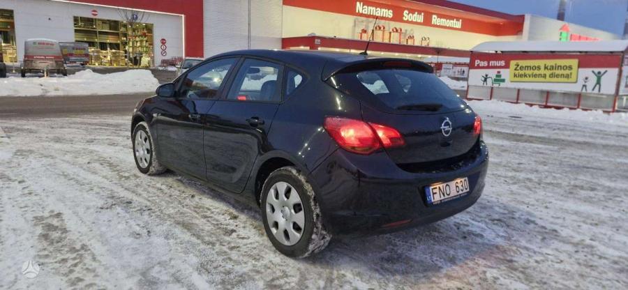 Black Opel Astra 2011 in Kaunas, with an engine capacity of 1.60 L and mileage of 207 thousand km for 1950 €, photo 4 on AUTOMOTO.COM.LV