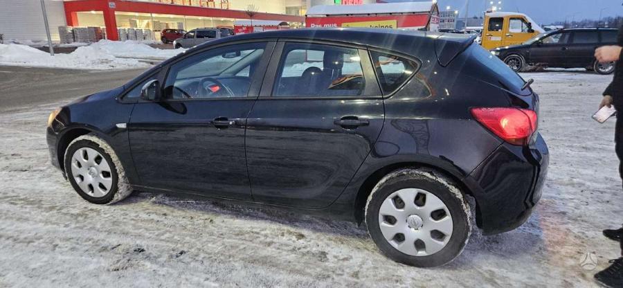 Black Opel Astra 2011 in Kaunas, with an engine capacity of 1.60 L and mileage of 207 thousand km for 1950 €, photo 7 on AUTOMOTO.COM.LV