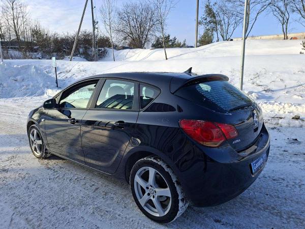 Melns Opel Astra 2011 Viļņa, ar dzinēja tilpumu 1.60 L un nobraukumu 200 tūkst. km par 3850 €, foto 5 vietnē AUTOMOTO.COM.LV