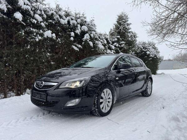 Black Opel Astra 2011 in Utena, with an engine capacity of 1.96 L and mileage of 248 thousand km for 4100 €, photo 1 on AUTOMOTO.COM.LV