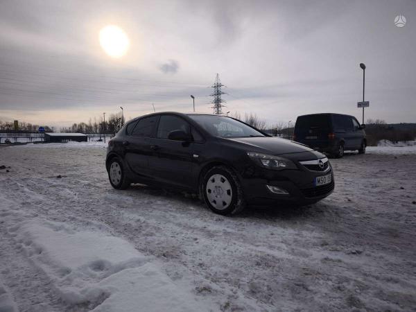 Black Opel Astra 2011 in Kaunas, with an engine capacity of 1.69 L and mileage of 223 thousand km for 2900 €, photo 2 on AUTOMOTO.COM.LV